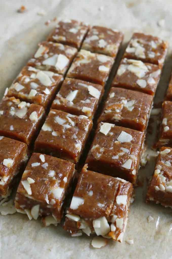 23+ Easy Vegan Date Desserts — Cookies, Bars, Caramels, & More